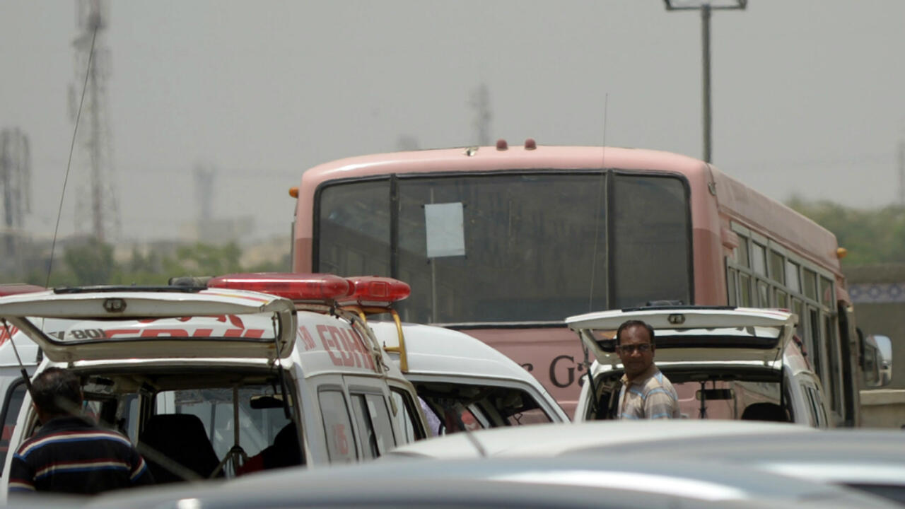 IS group claims responsibility for Karachi bus attack - France 24