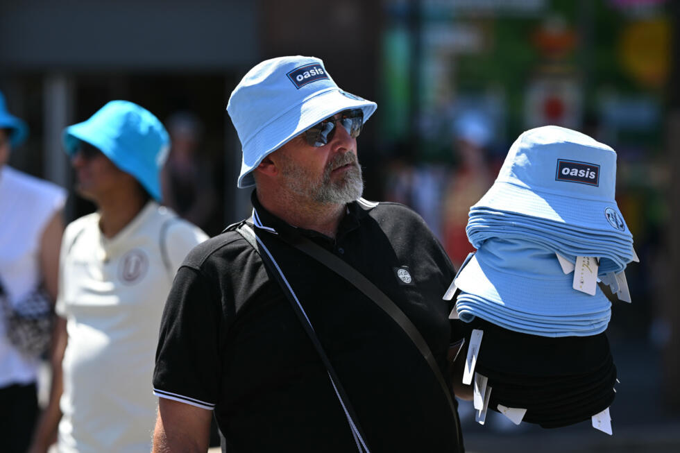 Manchester gives hometown heroes Oasis rapturous reception