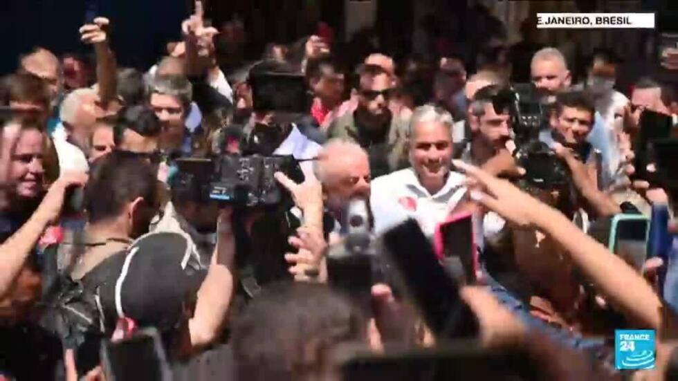 Brésil : Lula s'offre un bain de foule dans une école de Samba de Rio ...