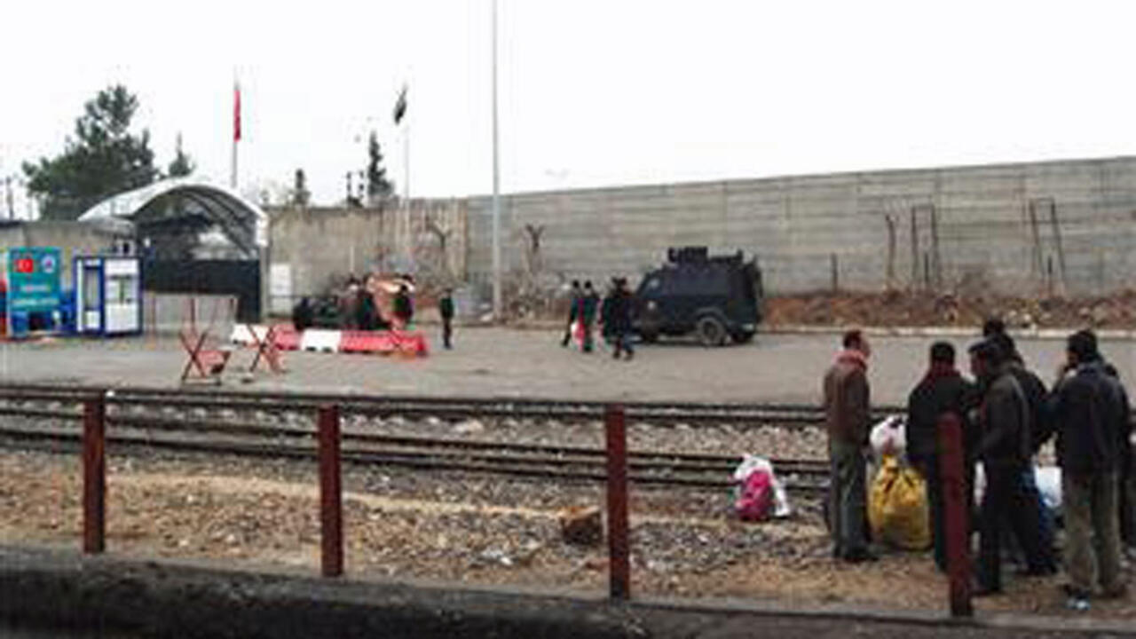 Turkey builds new wall along Syria border