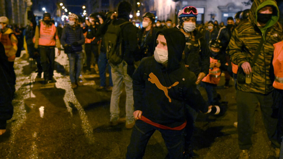 Espagne : l'emprisonnement du rappeur Pablo Hasél déclenche une 7e nuit ...