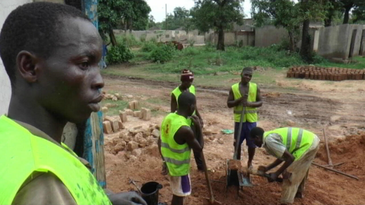 Video: Central African refugees begin rebuilding homes
