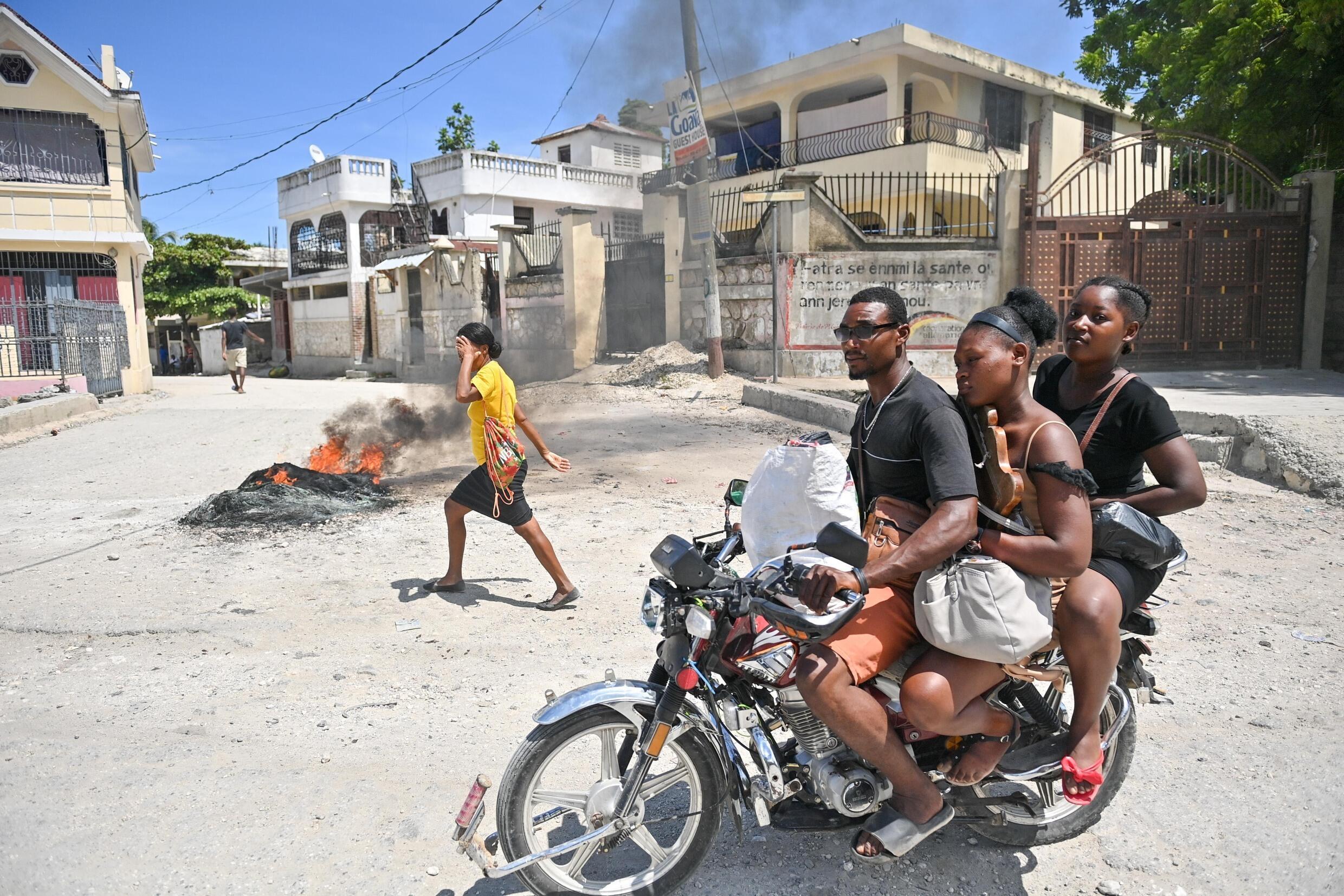 Haiti police chief welcomes help to beat 'urban guerilla' gangs