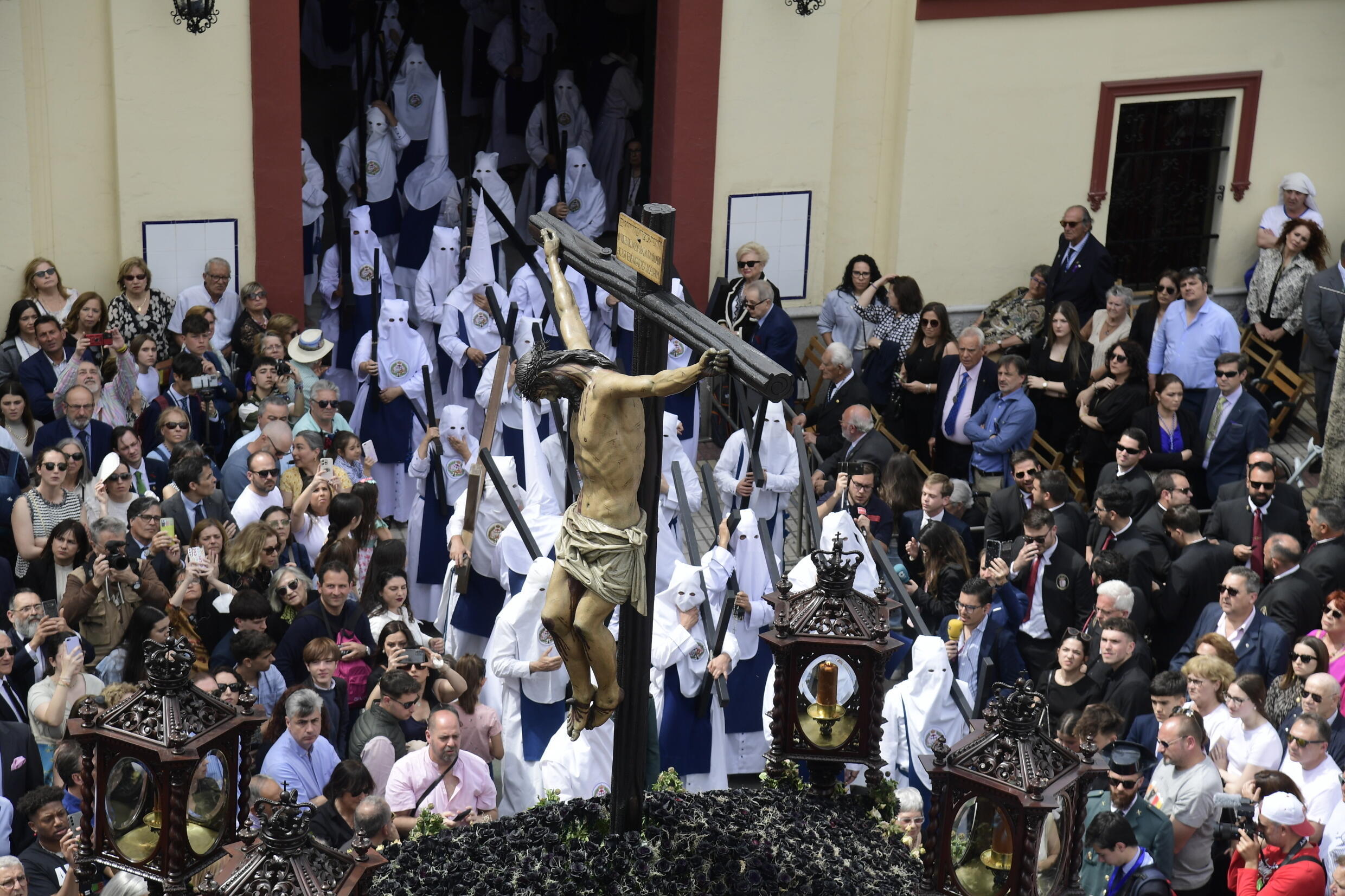 La "Hermandad de los Negritos" de Sevilla exhibe con orgullo su pasado ...