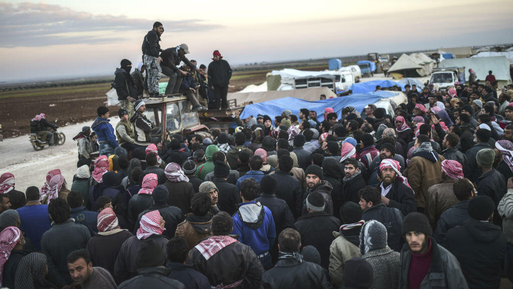 Tens of thousands of Syrians flee Aleppo to Turkish border