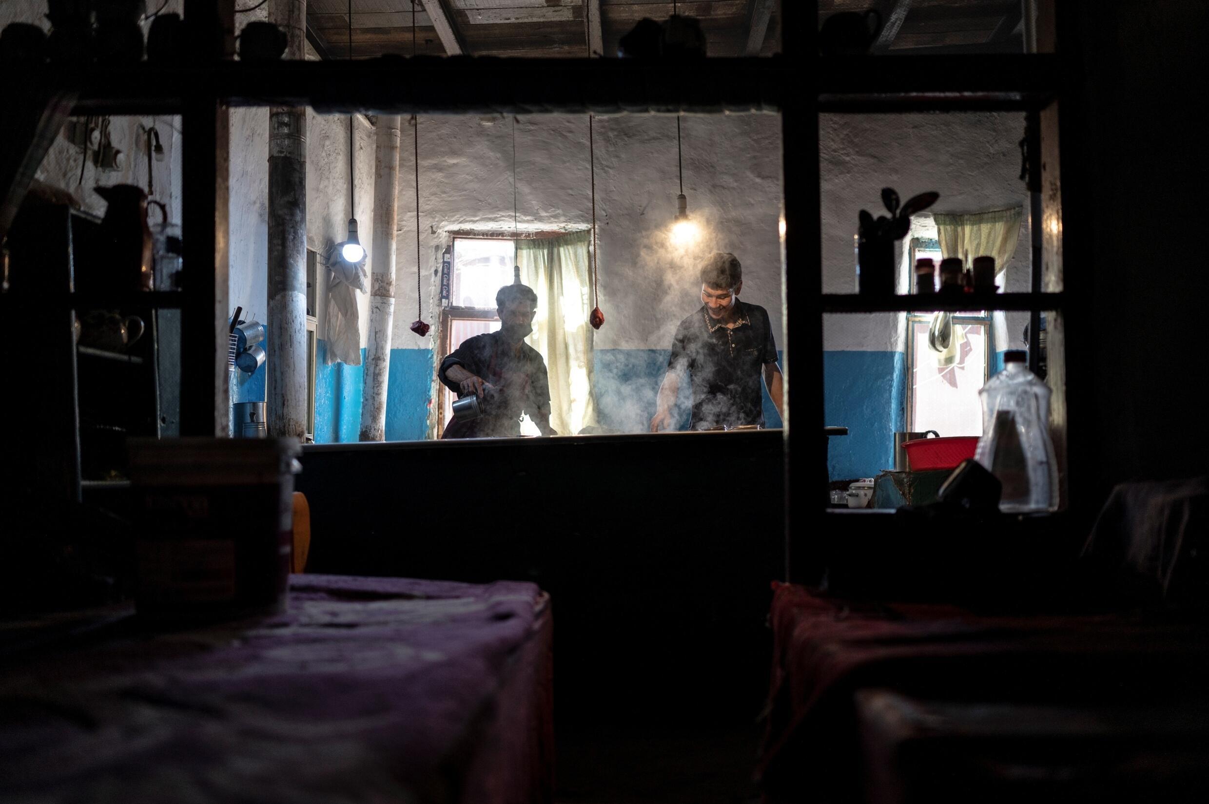 En Afghanistan, les théières exhalent les saveurs du mouton