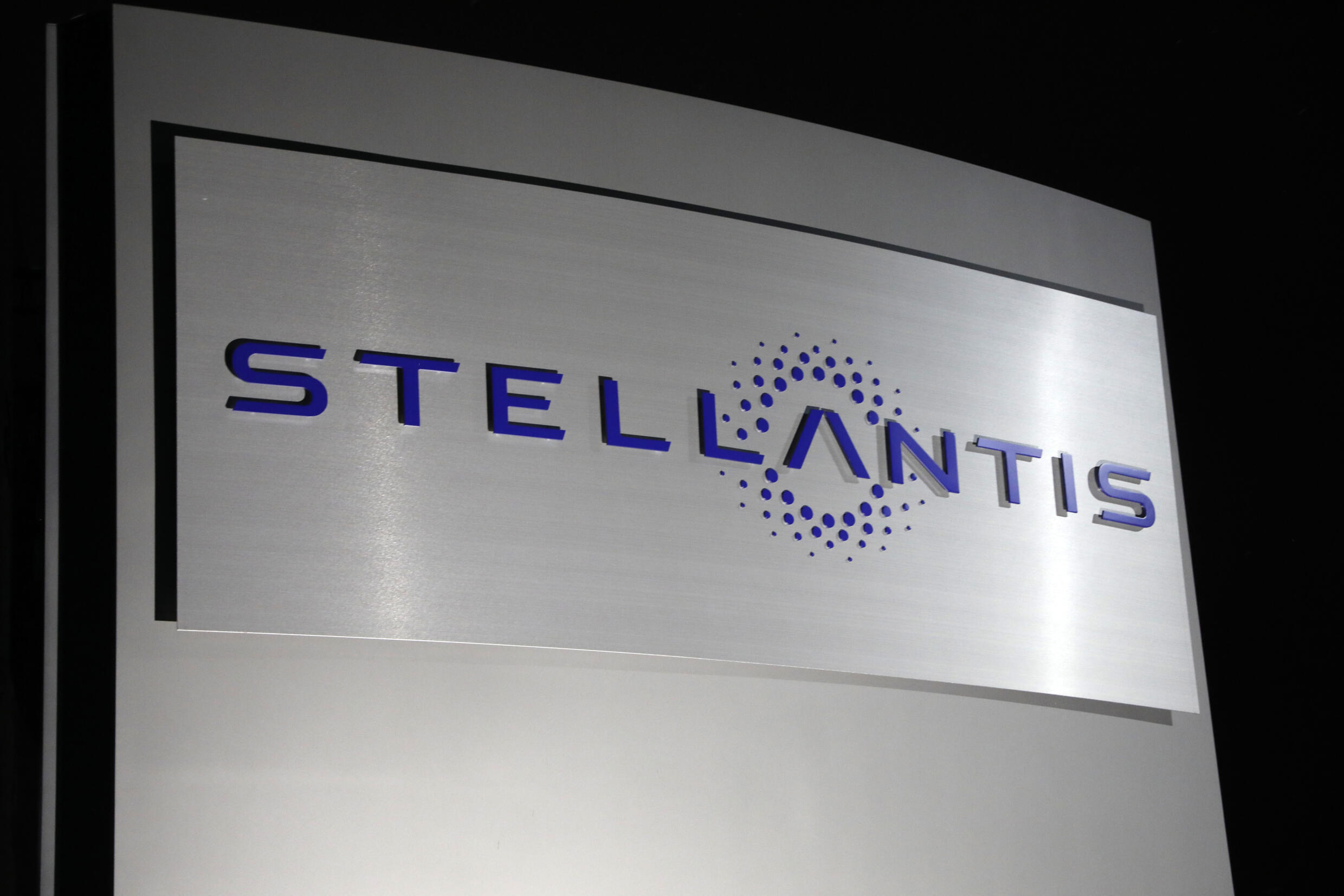 Shareholders approve pay package of Stellantis CEO
