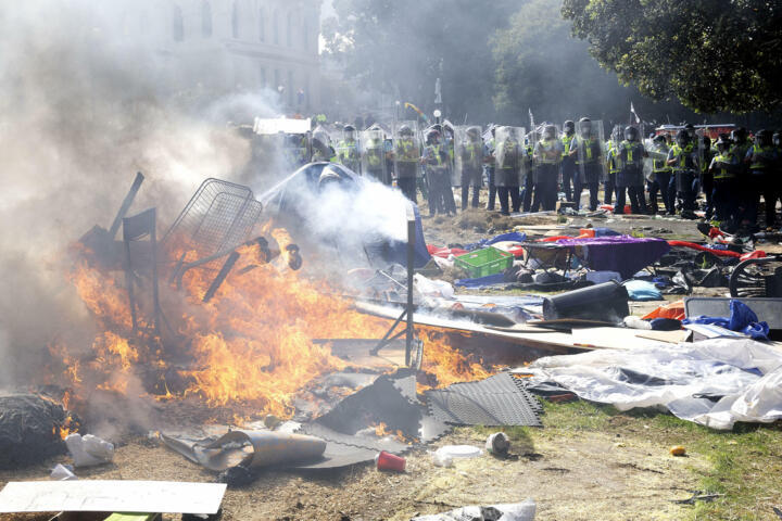 New Zealand protesters burn camp after riot police move in