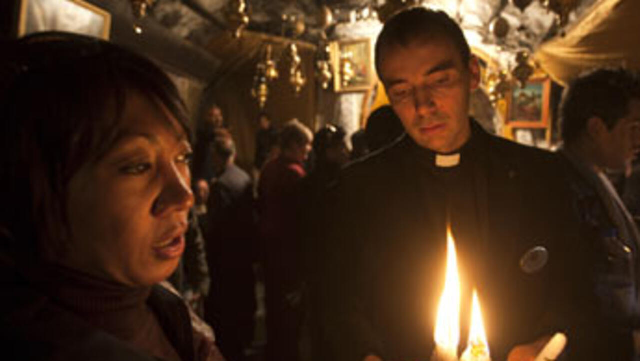 Pilgrims flock to Bethlehem under shadow of Israeli barrier