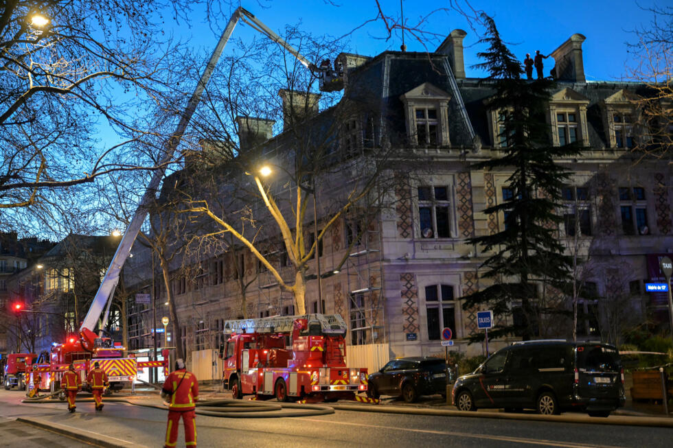 Paris: spectaculaire incendie à la mairie du 12e arrondissement, le ...