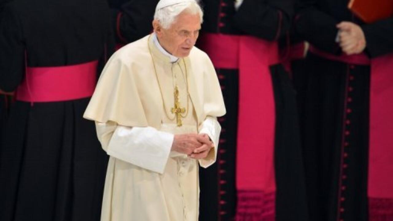 Pope blesses followers in first Twitter message