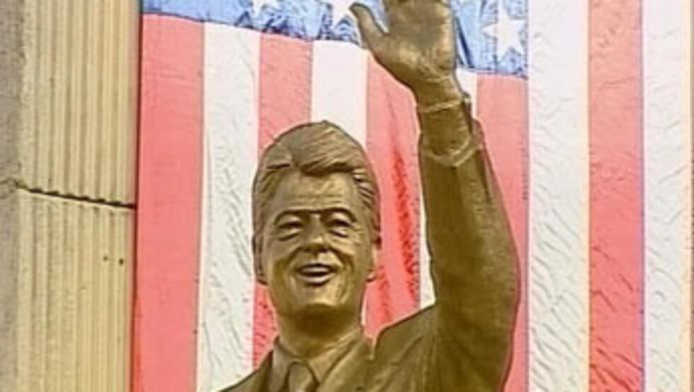 Bill Clinton inaugure sa propre statue à Pristina