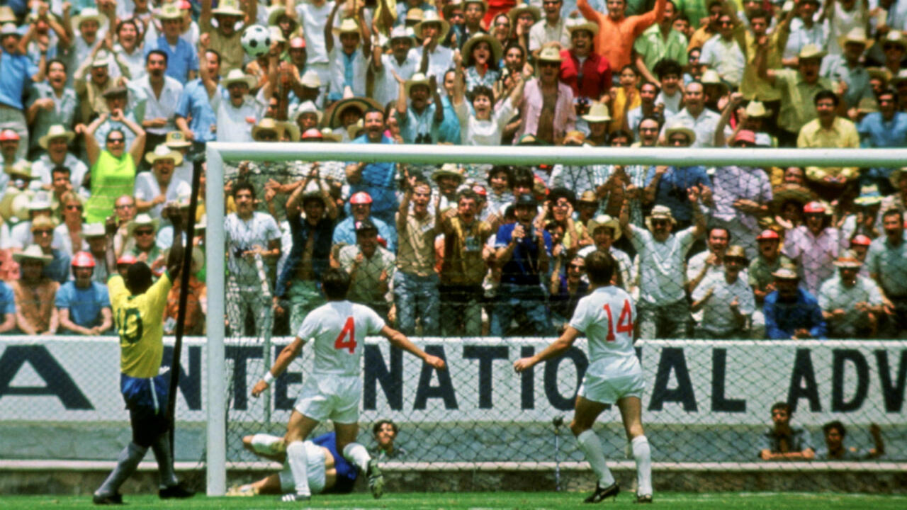 Gordon Banks, England goalie who pulled off 'save of the century', dies ...