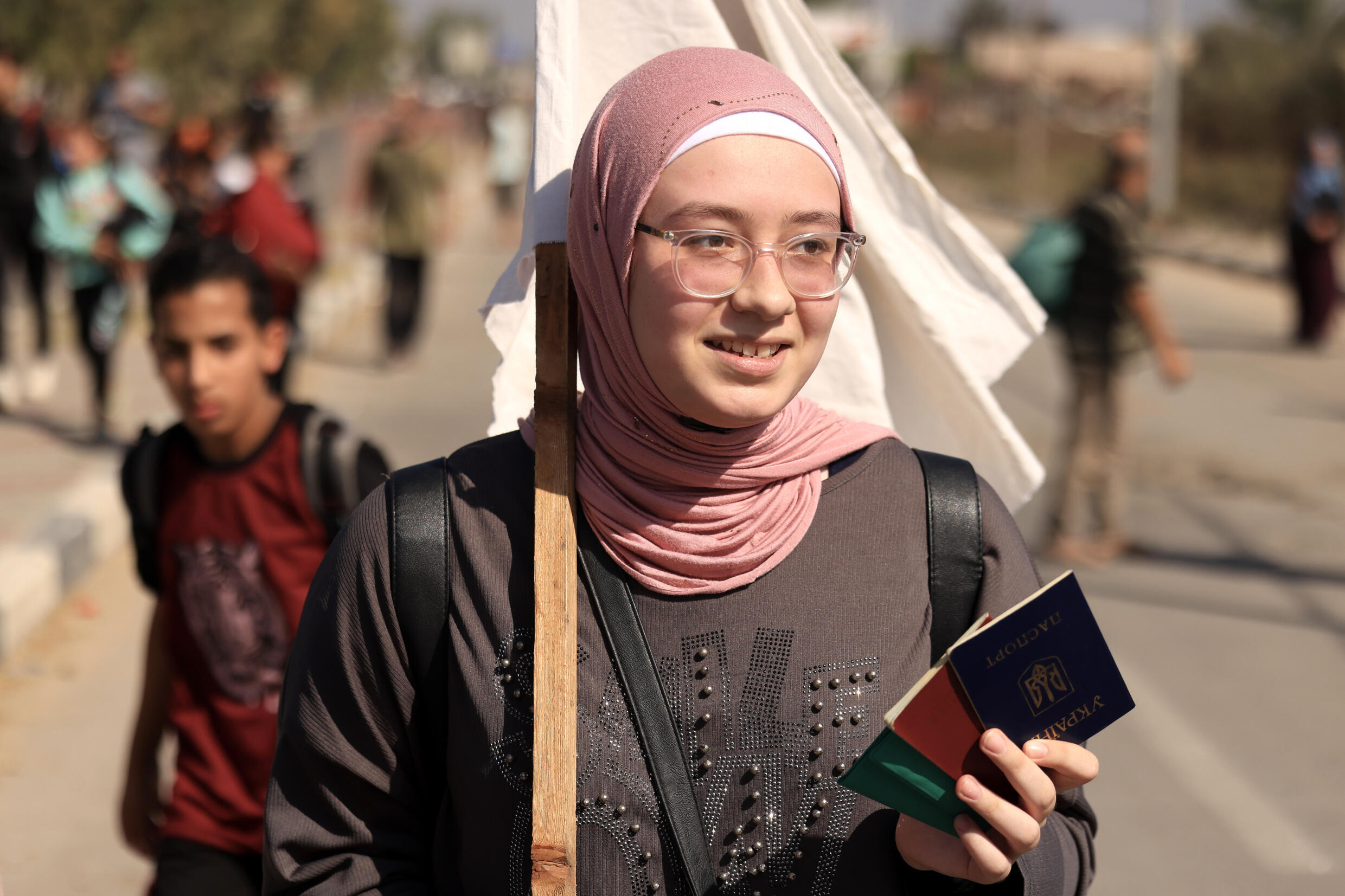 Gazans raise white flags to flee Israeli onslaught on foot