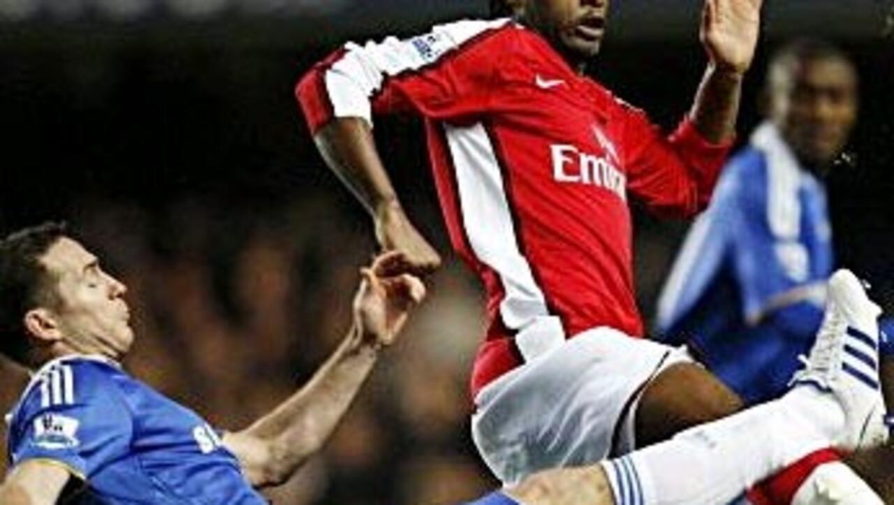 Arsenal stun Chelsea with comeback victory