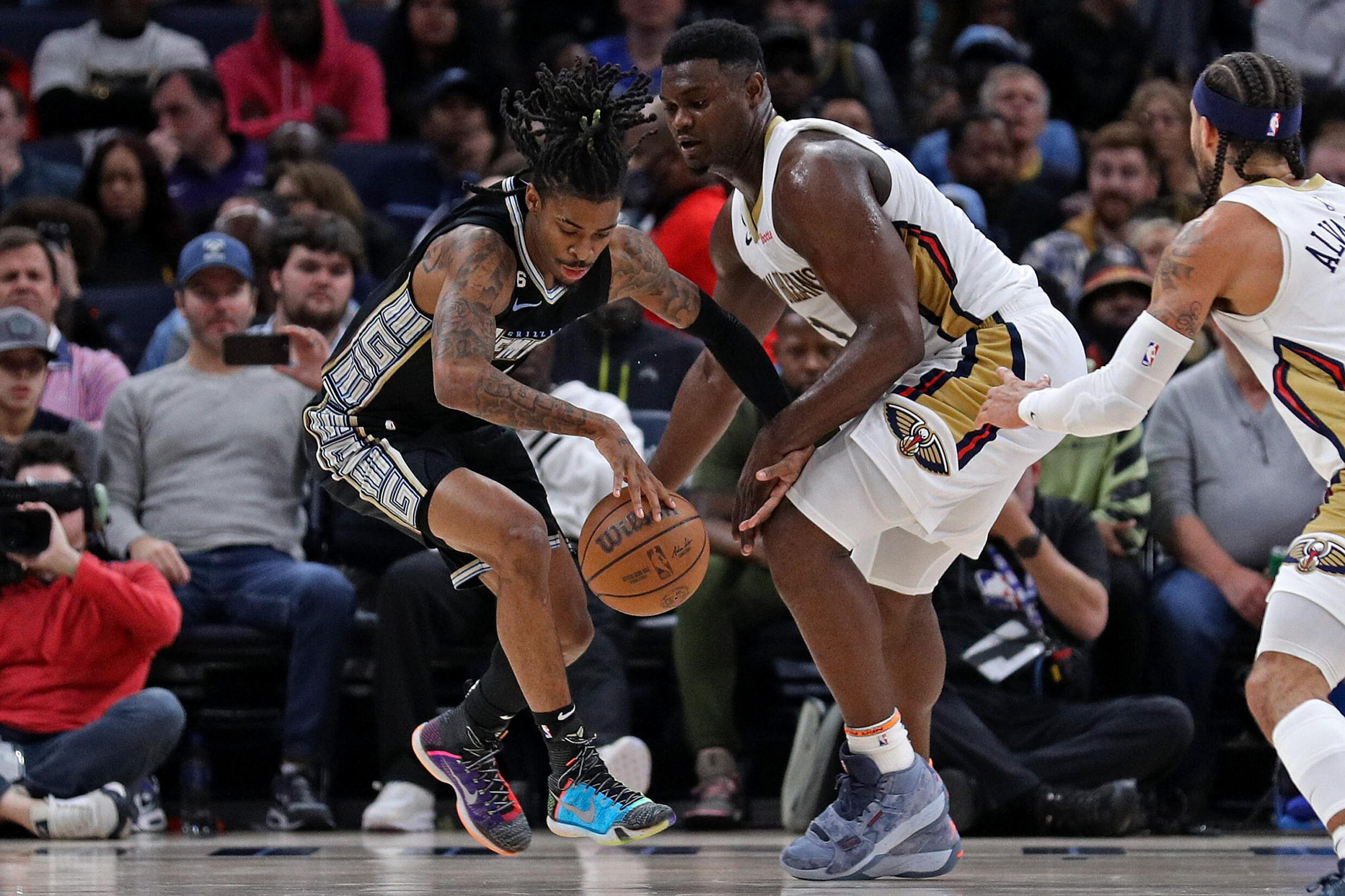 Lakers down Spurs in James's return, Celtics beat Kings