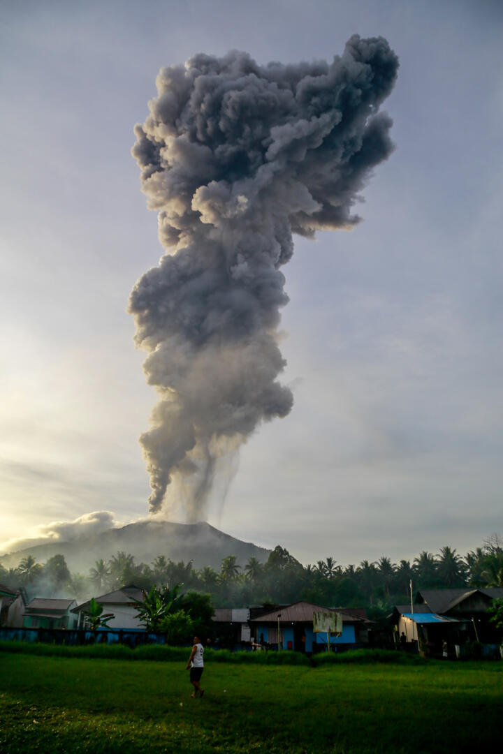 Thousands to be evacuated after Mount Ibu eruption