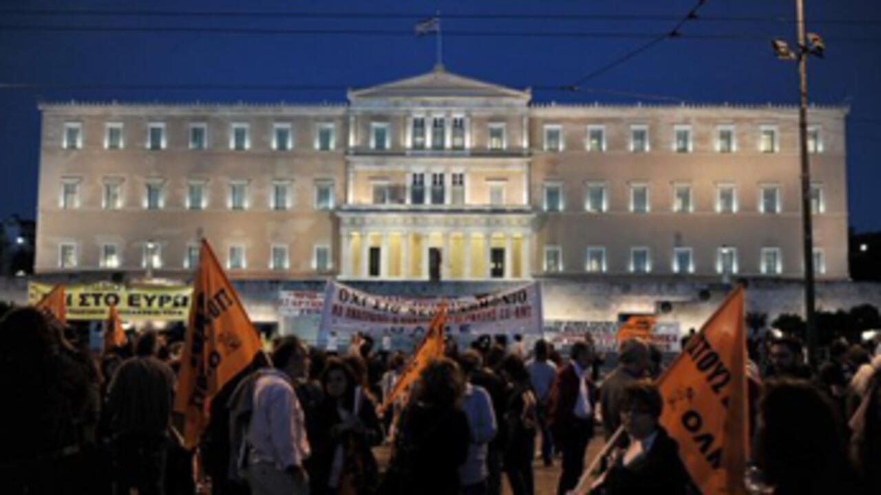 Greek parliament approves 15,000 civil service job cuts