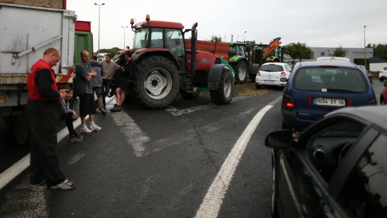 Angry French farmers protest low meat prices with manure, road blocks