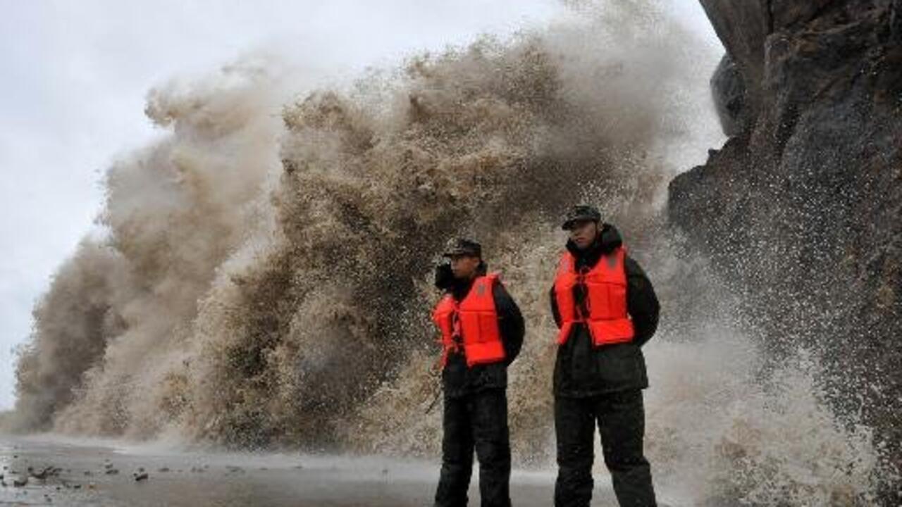 Typhoon Fitow turns deadly as it strikes China's coast