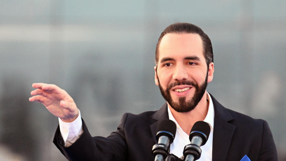 Un "todopoderoso" Bukele asume su segundo gobierno en El Salvador