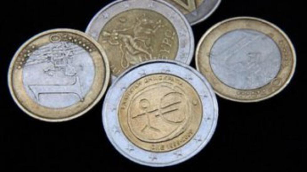 Euro plummets amid deepening fears over debt crisis