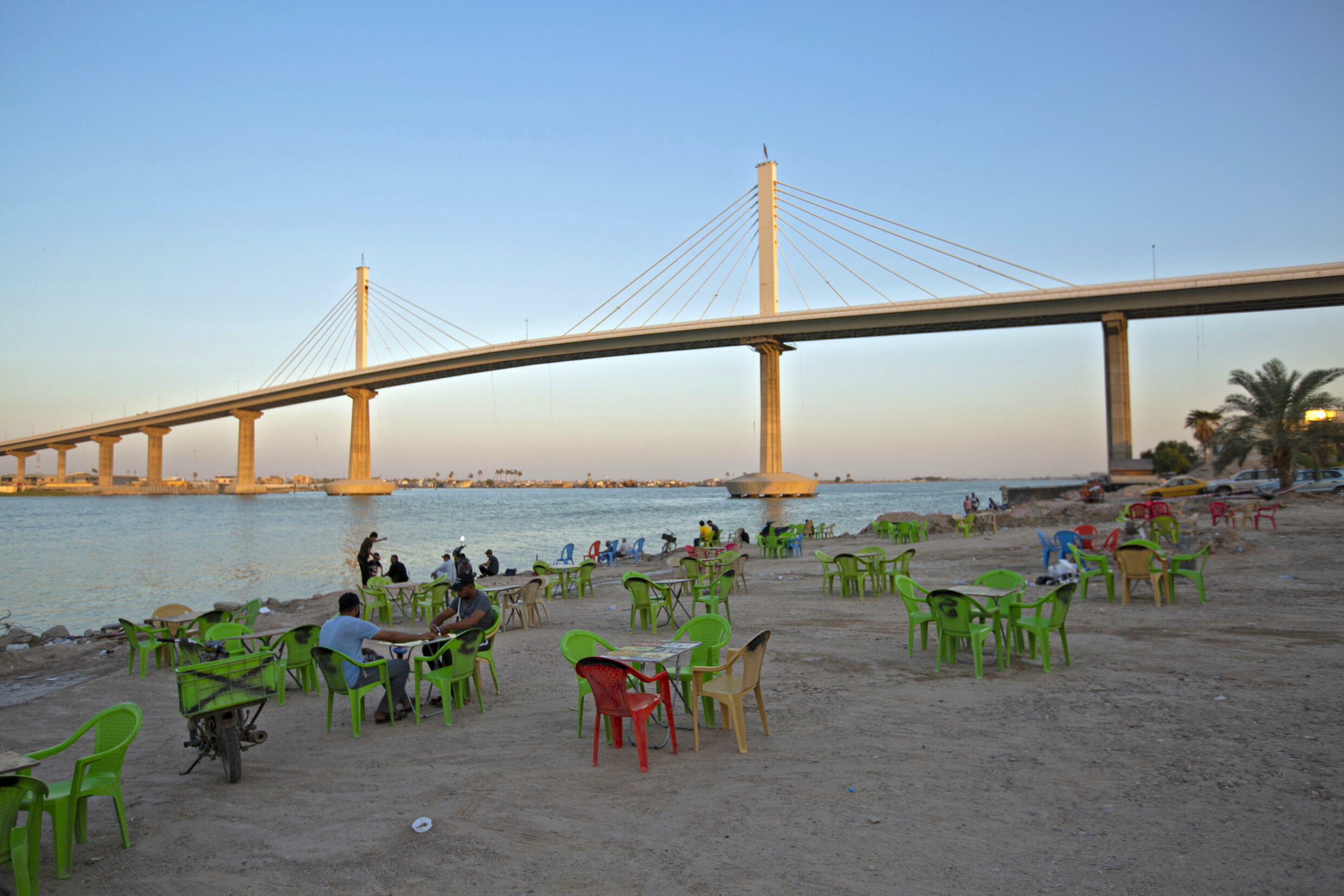 Despite oil wealth, poverty fuels despair in south Iraq