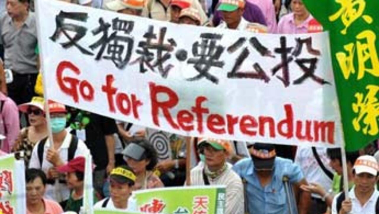 Thousands protest in Taipei against China trade deal - France 24