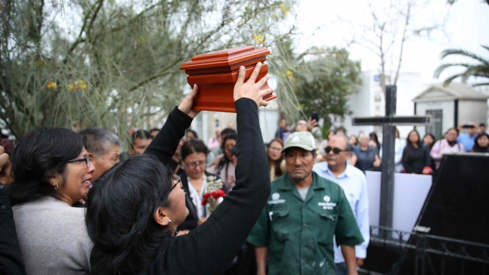La Fiscalía peruana entrega restos de víctimas de la matanza de La ...