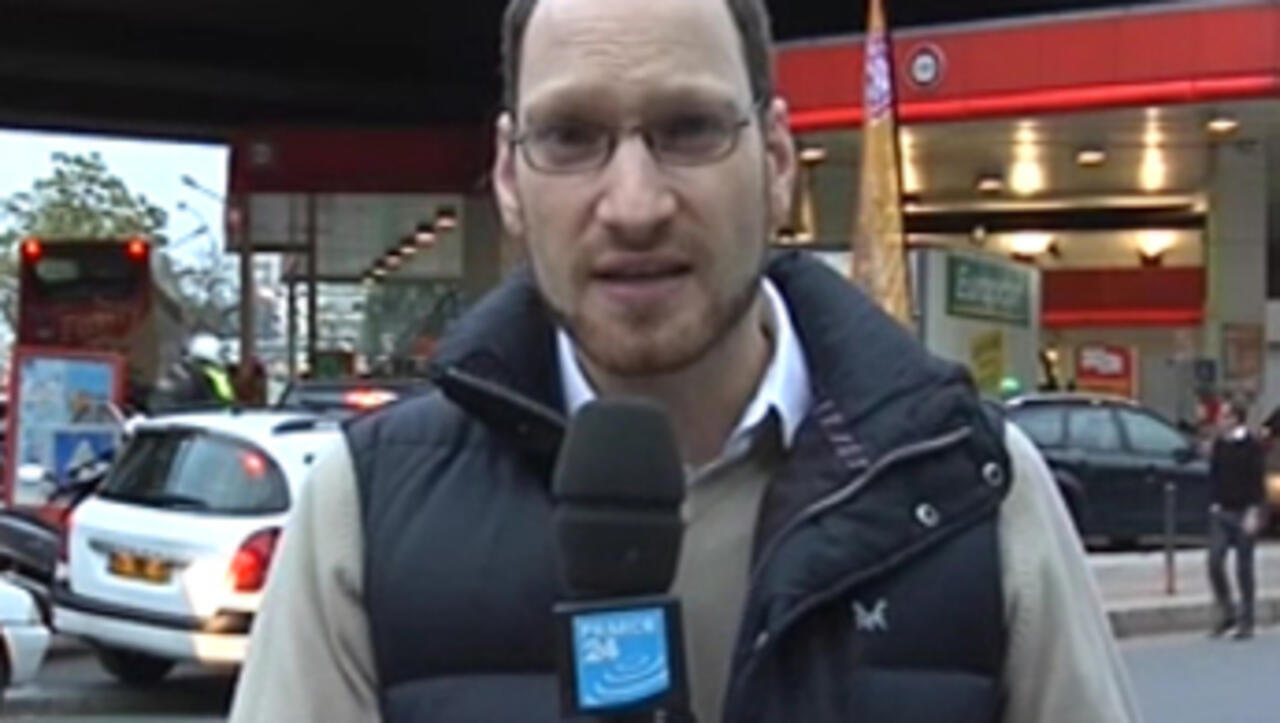 Fearing shortages, the French rush to fill up at petrol stations