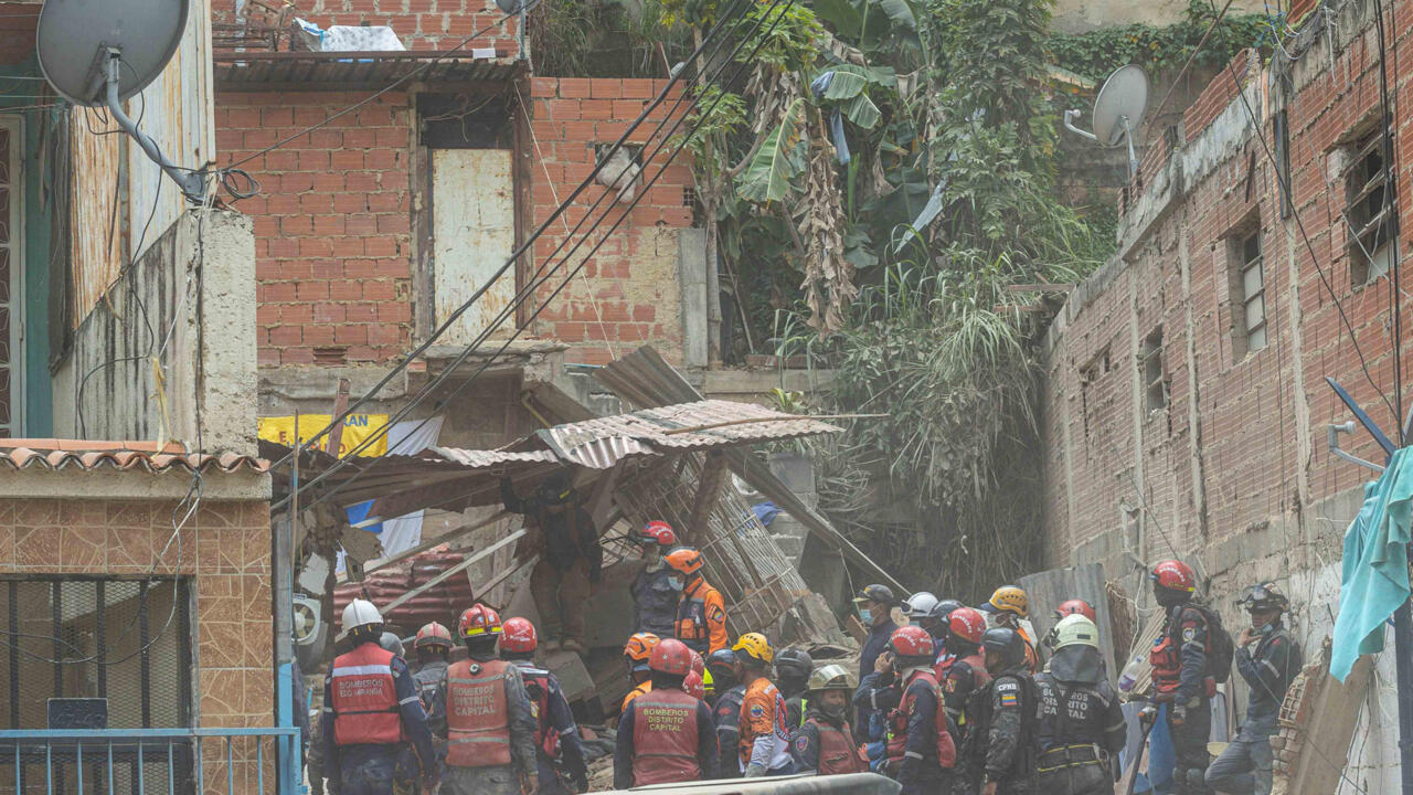 Al menos ocho muertos en el derrumbe de una edificación en la mayor ...