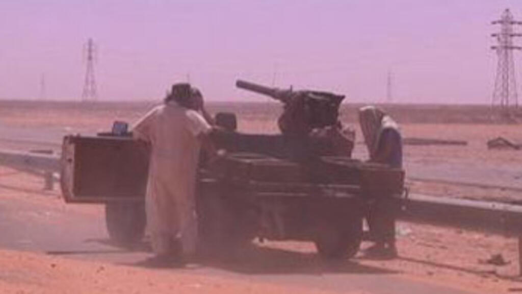 Libyan fighters surround Gaddafi desert bastion - France 24