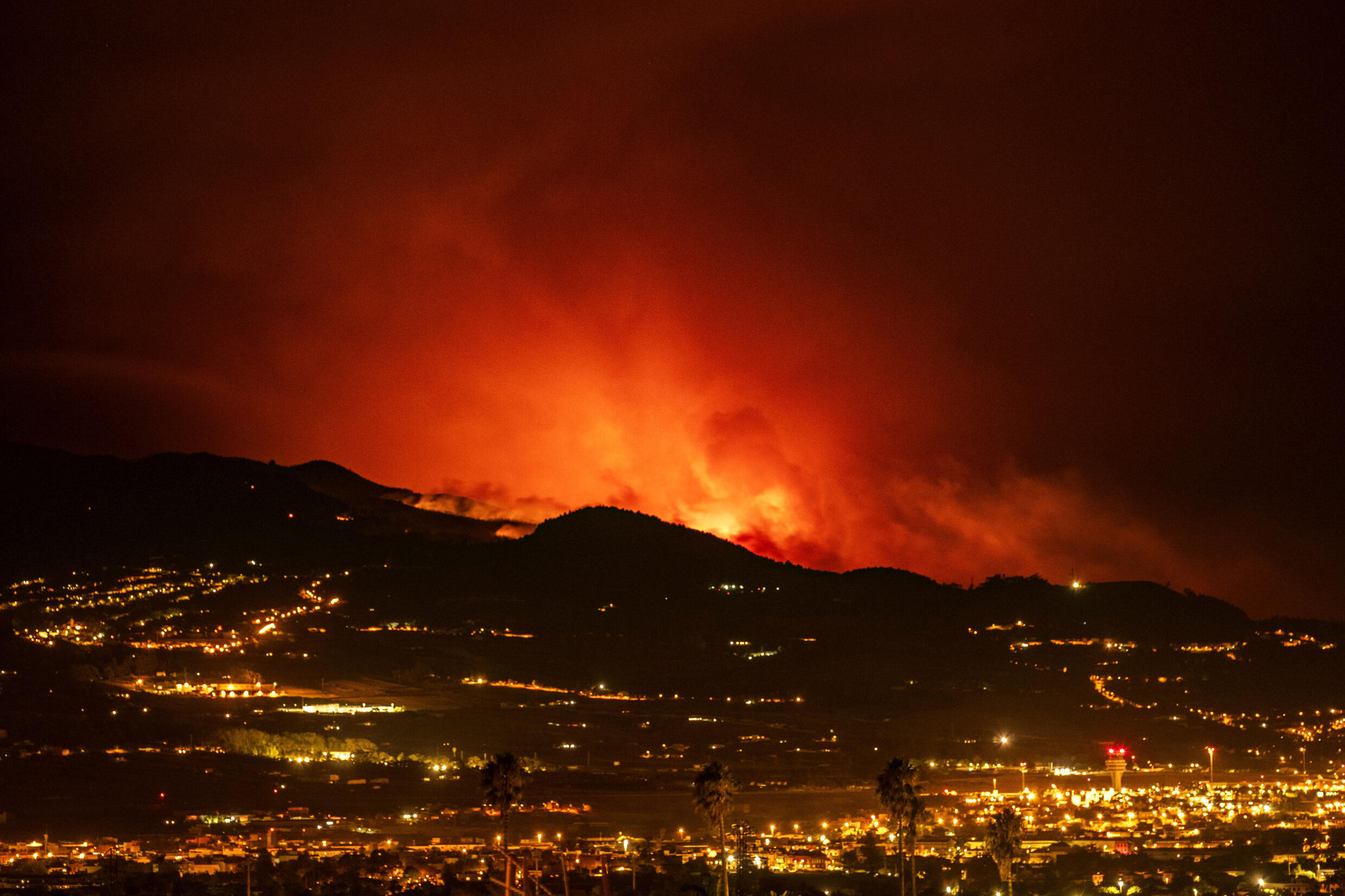 Thousands ordered to flee as heat, wind stoke fire on Spain’s Tenerife ...