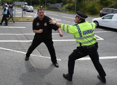 In pictures: Calais migrant crisis sparks rival protests at UK port town