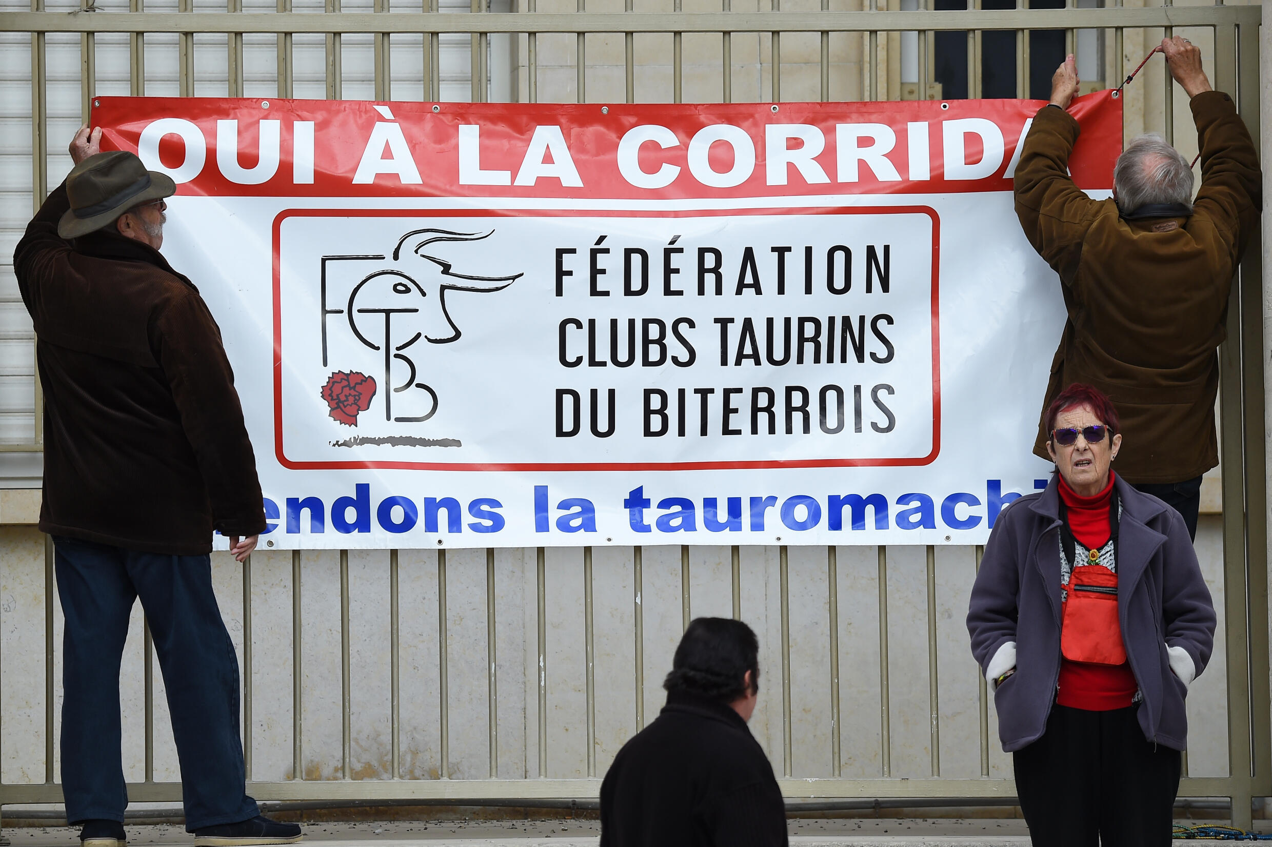 Pro et anti corrida dans la rue avant un vote à l'Assemblée