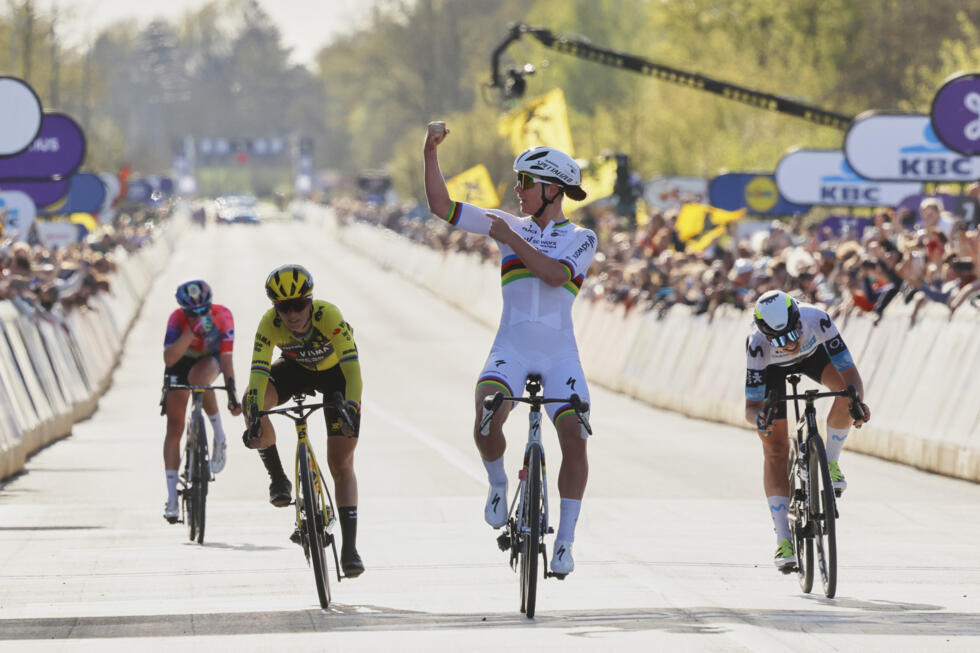 Tadej Pogacar gana su segundo Tour de Flandes y se toma la revancha frente a Mathieu Van der Poel