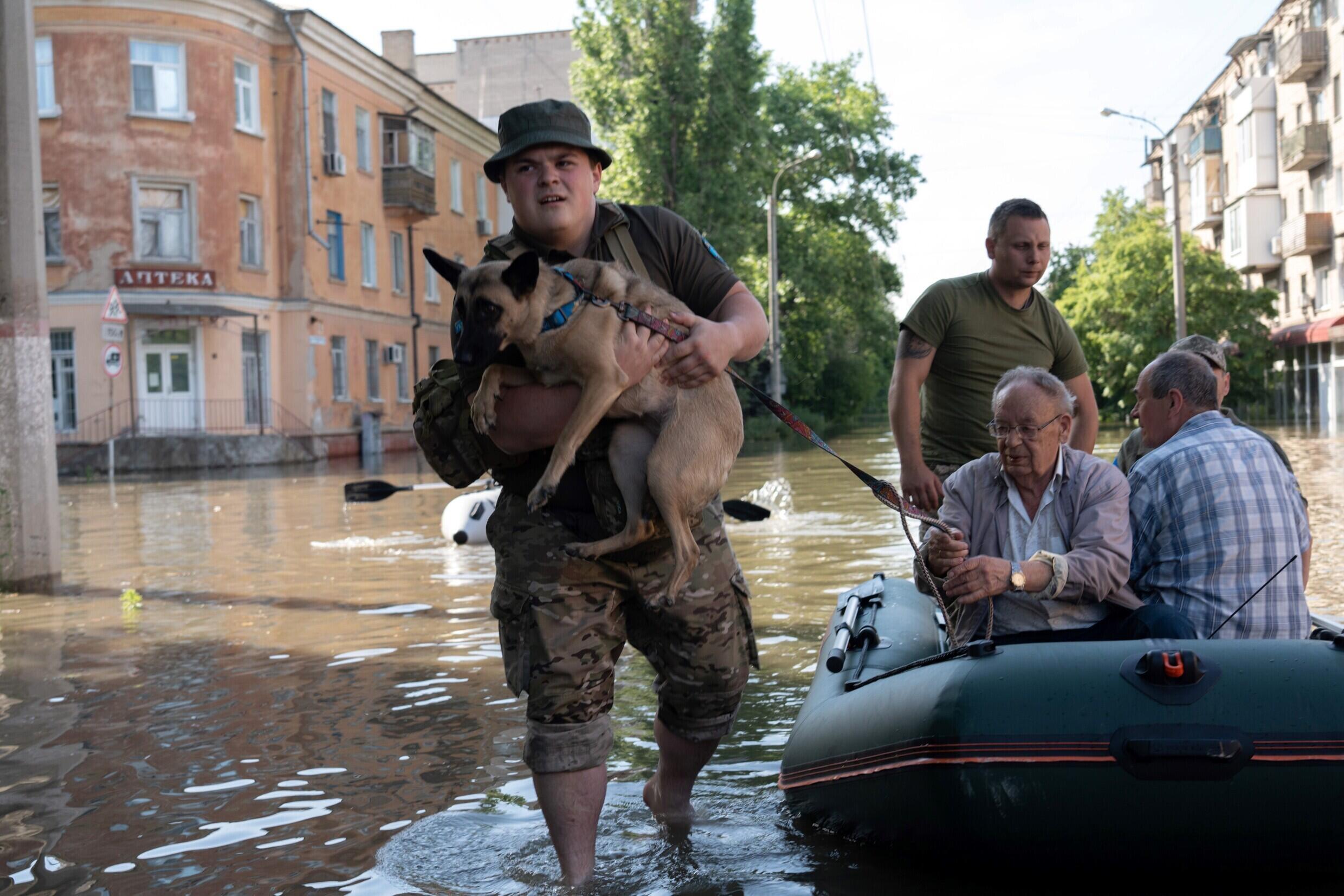 'You can't even see the roof': Ukrainians flee dam flood