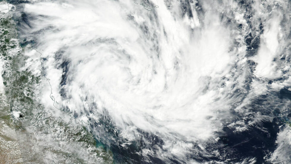 Northeast Australia battered by 'monster' cyclone Debbie