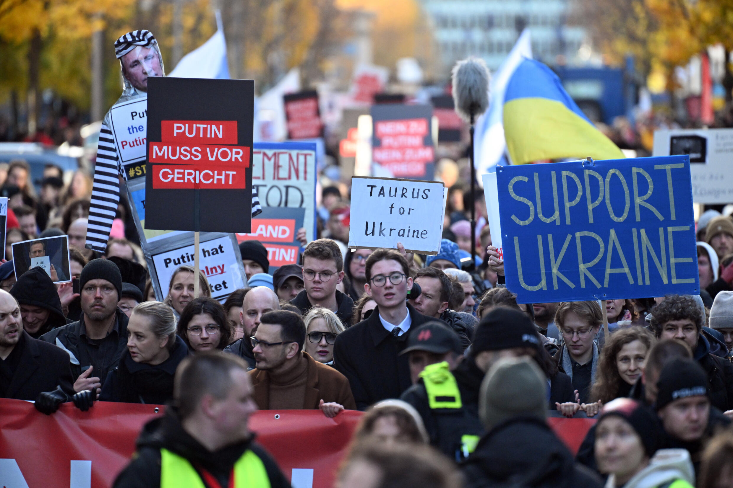 Russian opposition marches against Putin in Berlin