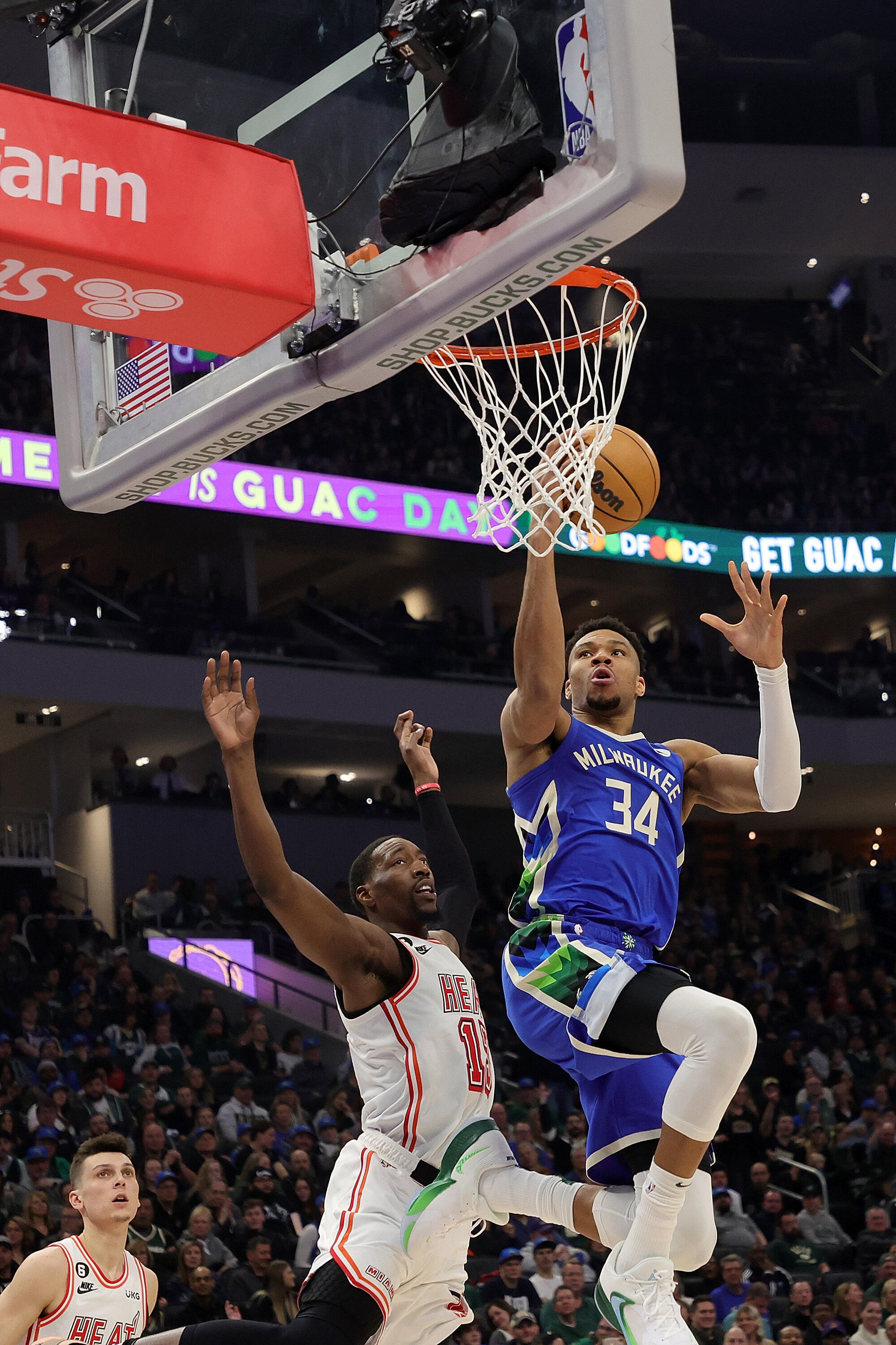 Pelicans down Lakers, James 36 points from NBA record, Curry hurt in ...