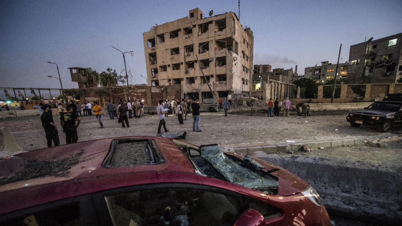 Egyptian government building hit by car bomb blast