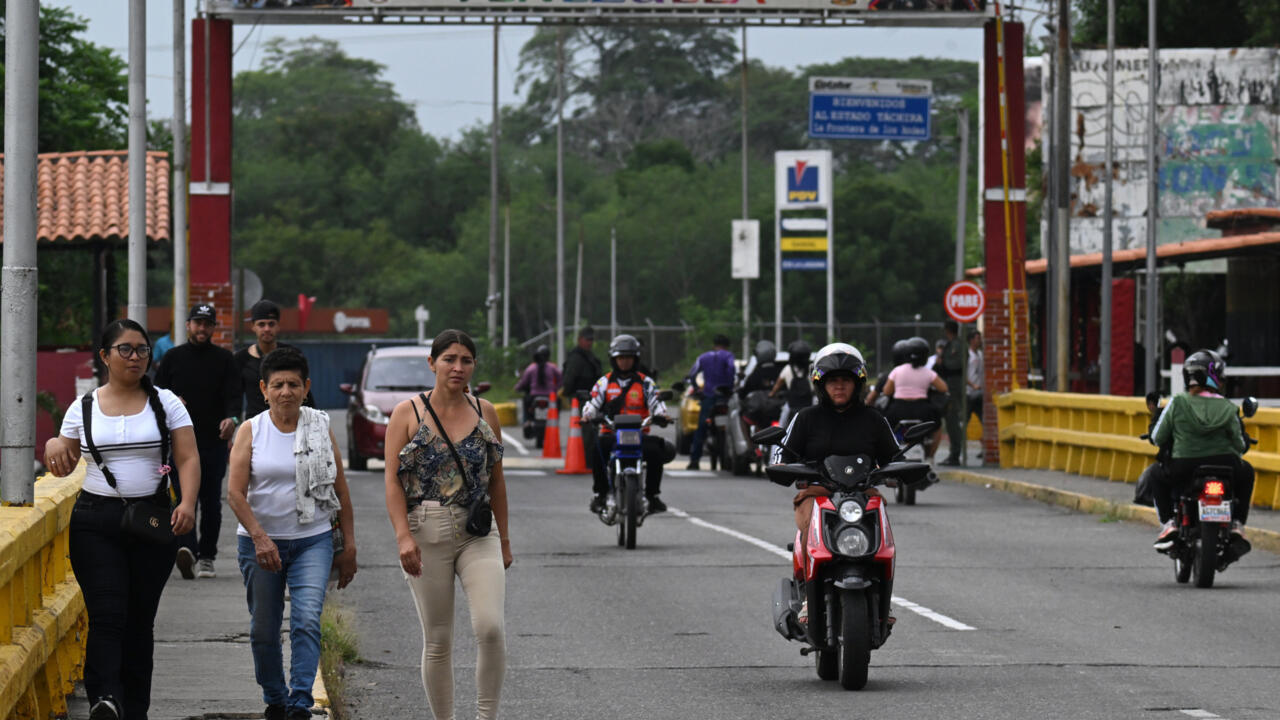 Relief mixed with fear as Venezuelans cross into Colombia