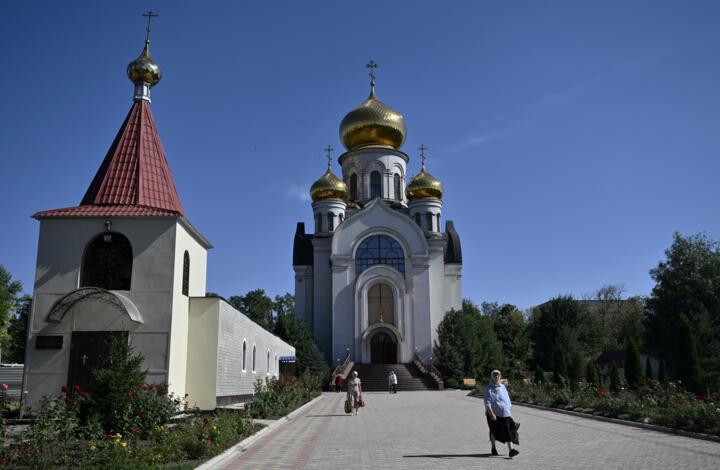 In Ukraine's Pokrovsk, some quietly waiting for Russian troops
