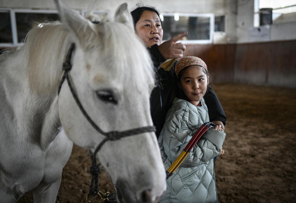 Beijing kids with autism get help from horses