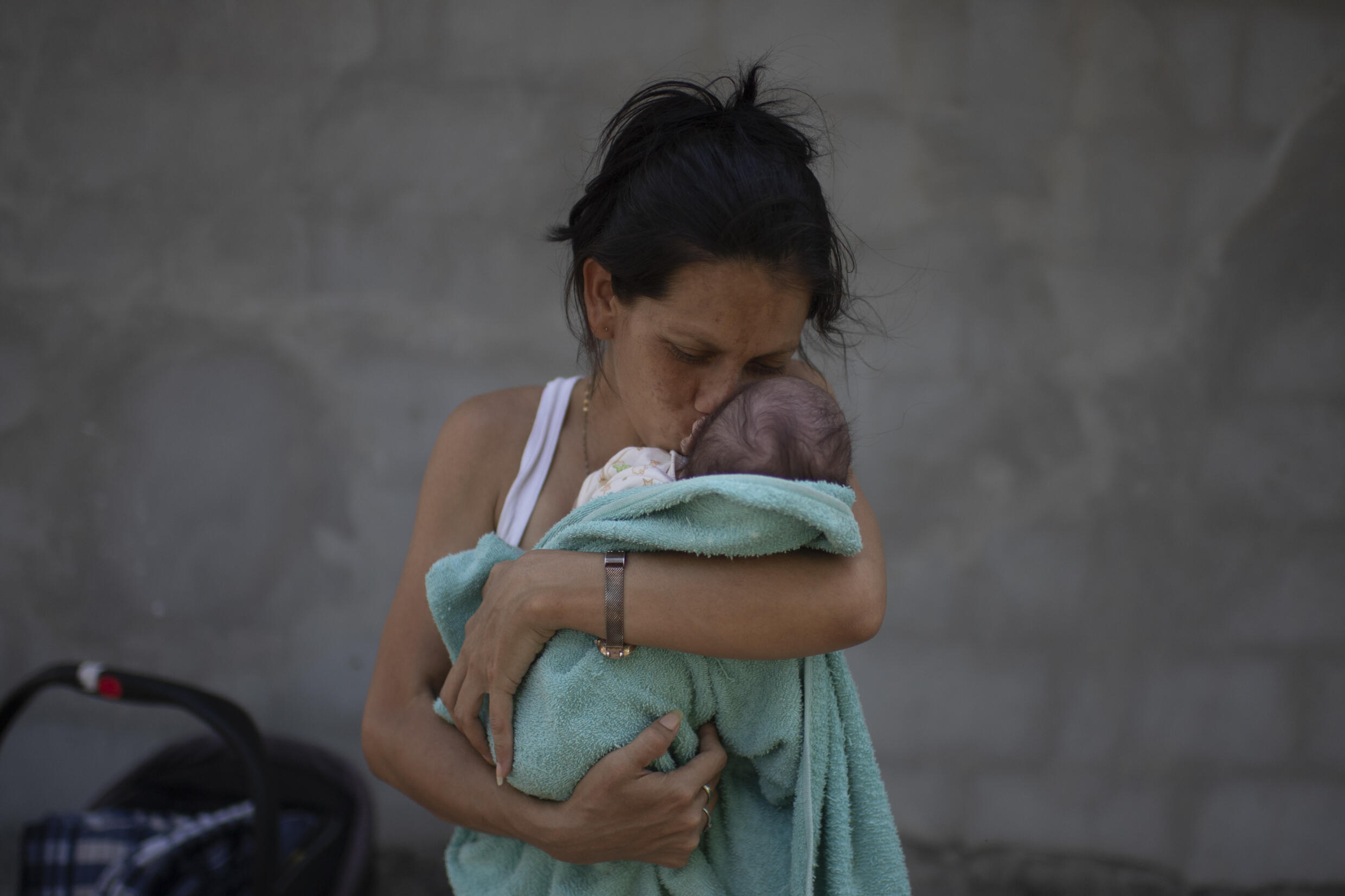 At Mexico-US border, migrants pray children will be born in US