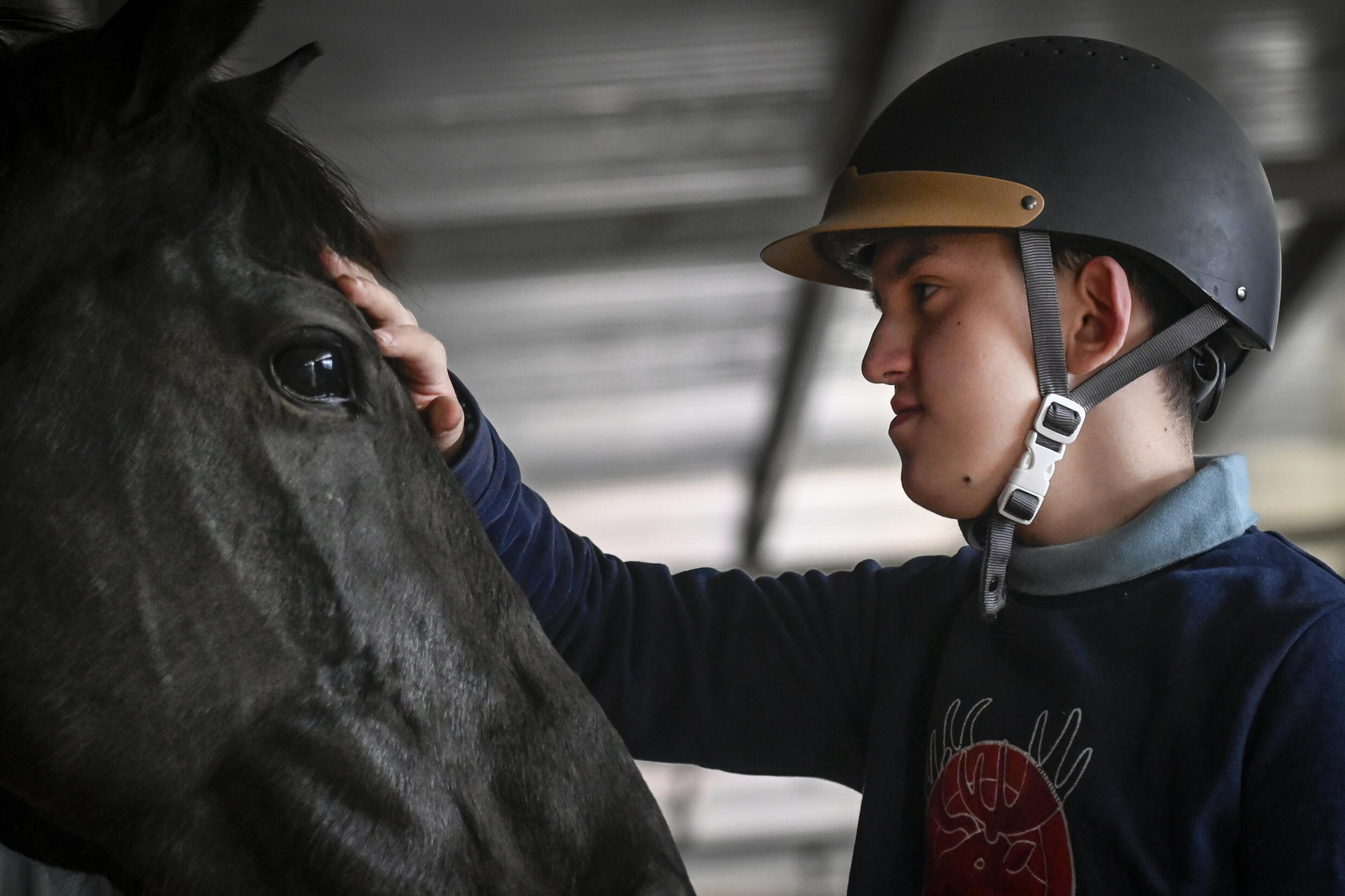 Beijing kids with autism get help from horses