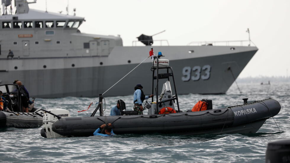 Divers recover first black box from crashed Indonesia plane