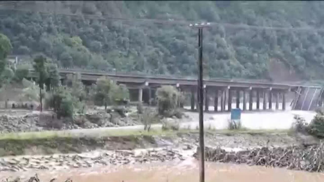 China highway bridge collapse kills eleven following flooding and heavy ...