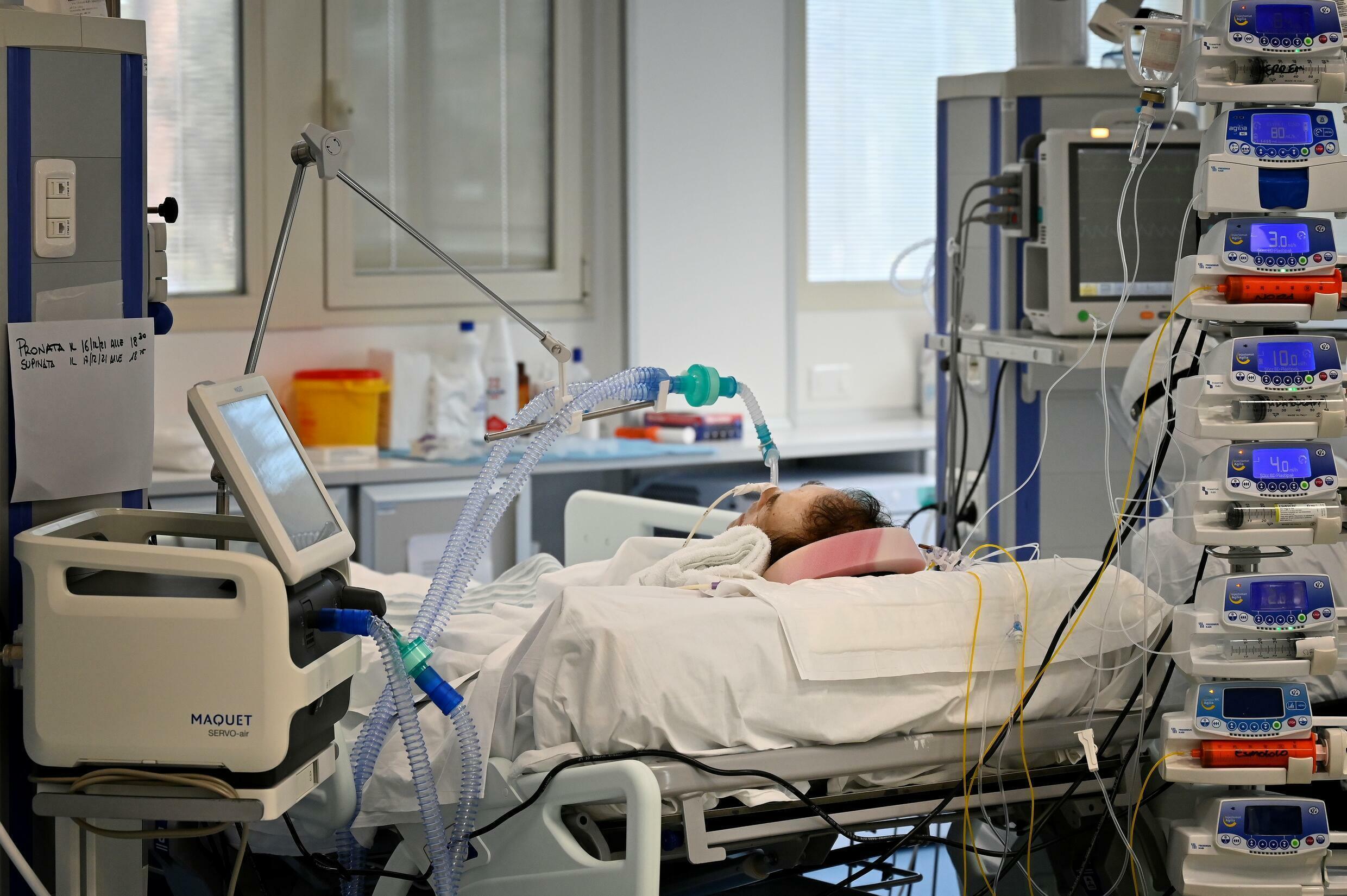 Italian hospitals under strain as Covid hits new highs