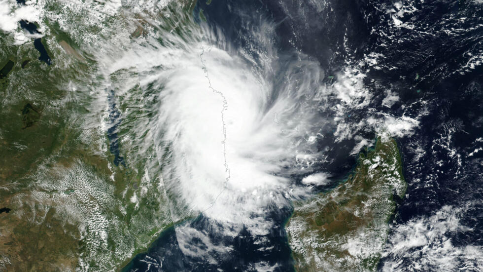 Le cyclone Kenneth frappe les côtes du Mozambique et menace la Tanzanie